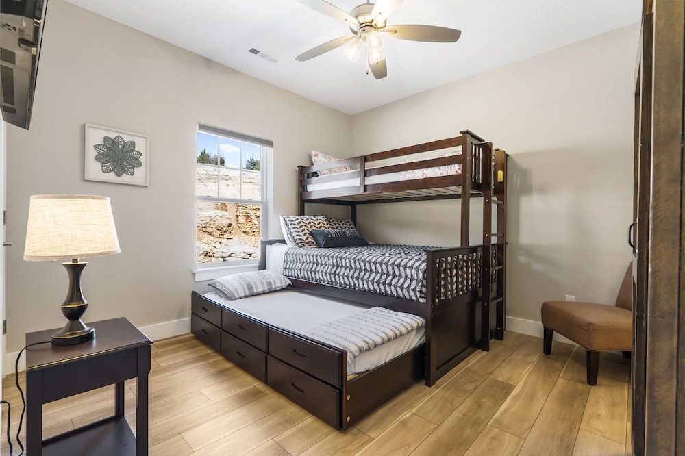 5br Retreat + Private Hot Tub, Game Room, Resort Pools + Free Show Tickets! - Table Rock Lake