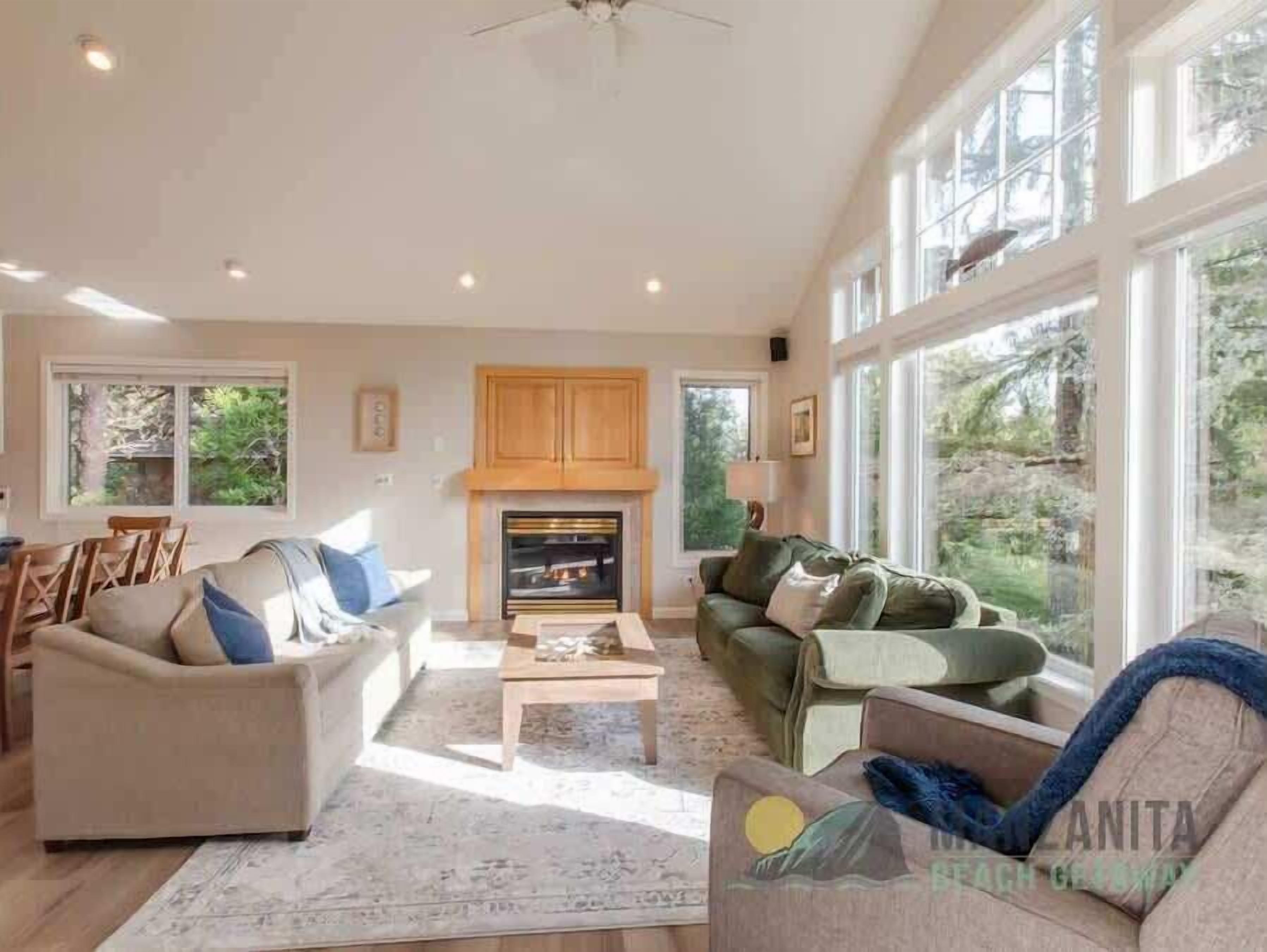 Beachcomber's Cottage By Manzanita Beach Getaway - Great Deck & Location - Manzanita, OR