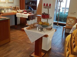 Pequeno-almoço tipo buffet diário mediante uma taxa