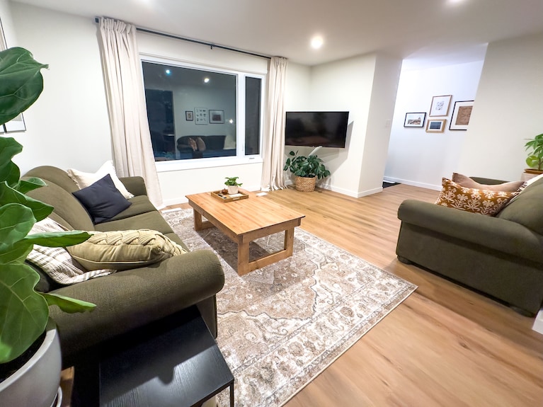 Stylish Luxury In Central Location - Family Friendly! - Ontario