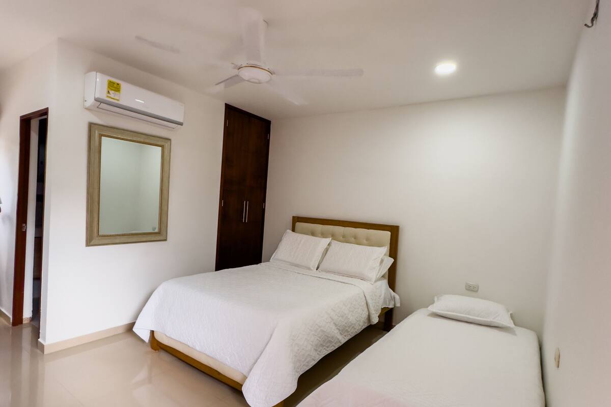 Quarto Comfort, várias camas, casa de banho privativa | Casa de banho | Um polibã, um chuveiro fixo, produtos de higiene exclusivos 