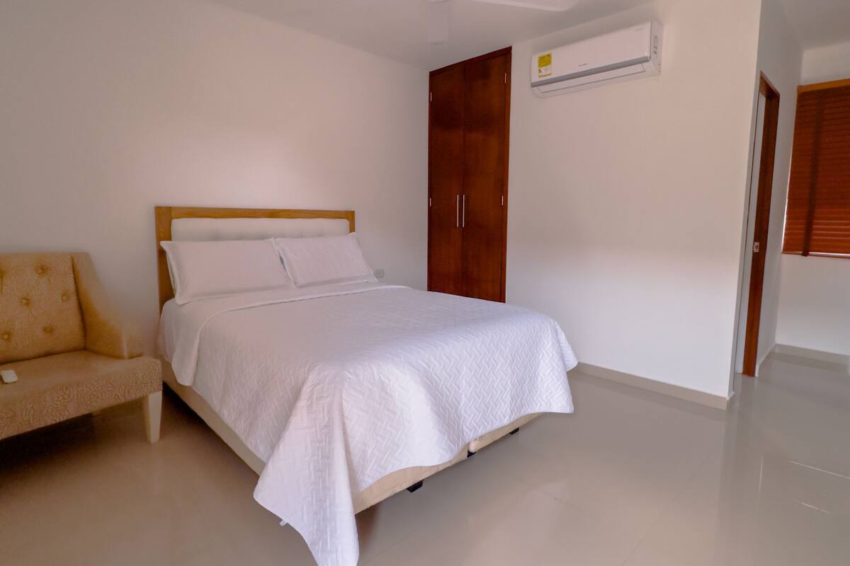 Quarto Duplo Comfort | Casa de banho | Um polibã, um chuveiro fixo, produtos de higiene exclusivos 