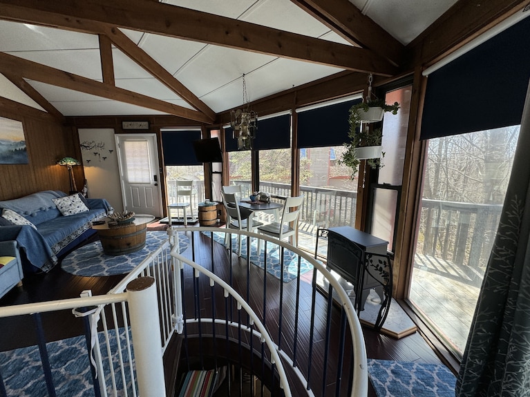 Sleep In A Treehouse!! - Pennsylvania