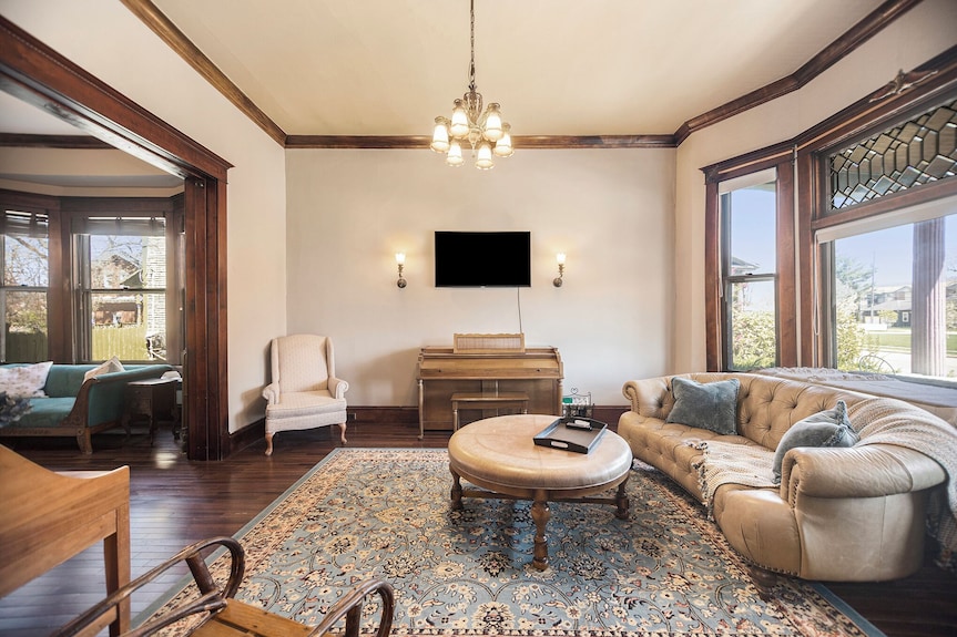 Victorian In Downtown Historic District. Large Porches. Near Lakes And Trails. - Muskegon, MI