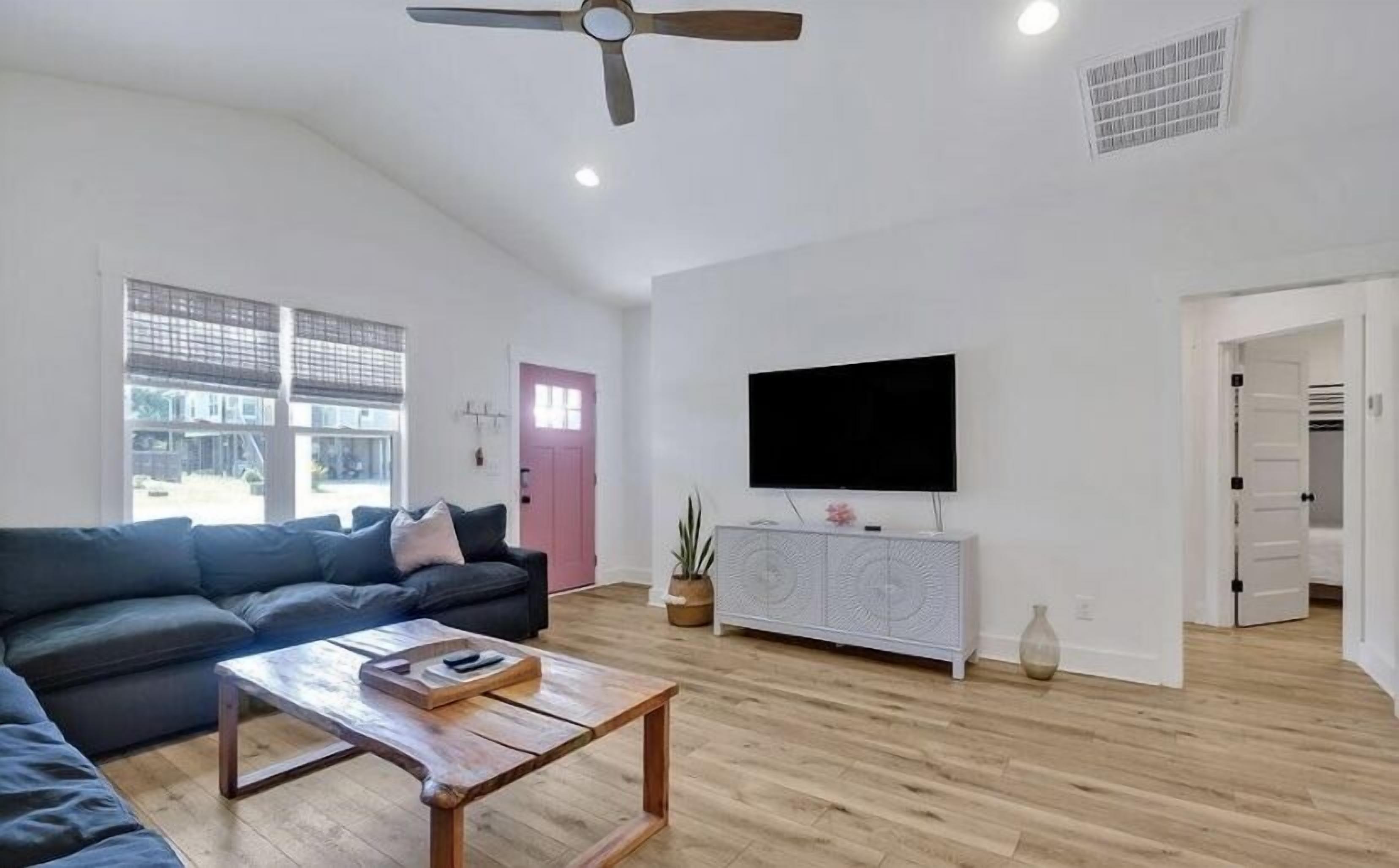 "Dolphin Cove" Is A 3 Bedroom, 2 Bathroom Woodlands Home! - Bolivia, NC