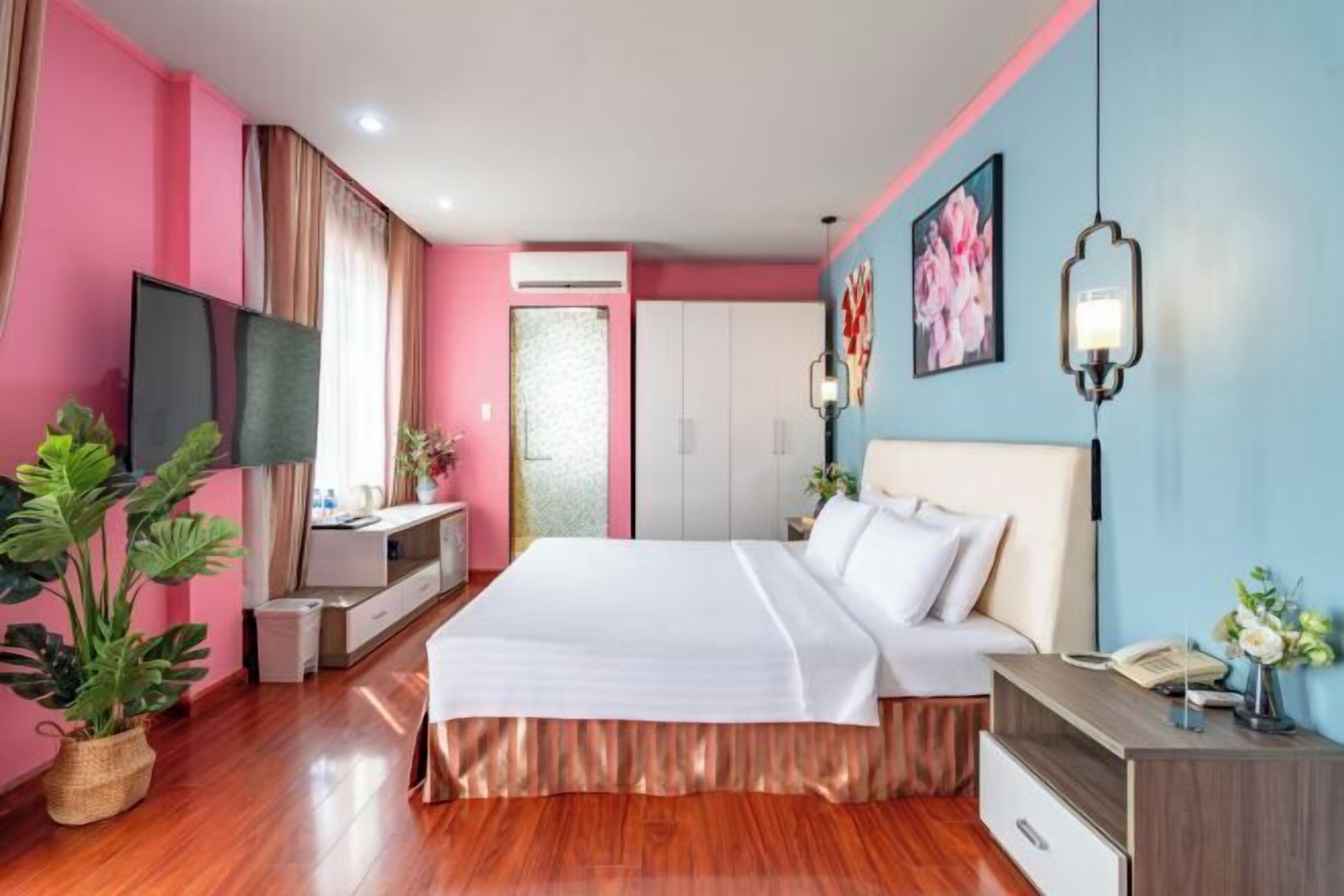 Roupa de alta qualidade, minibar, secretária 