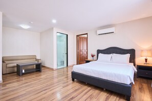Quarto Executivo | Roupa de alta qualidade, minibar, secretária 