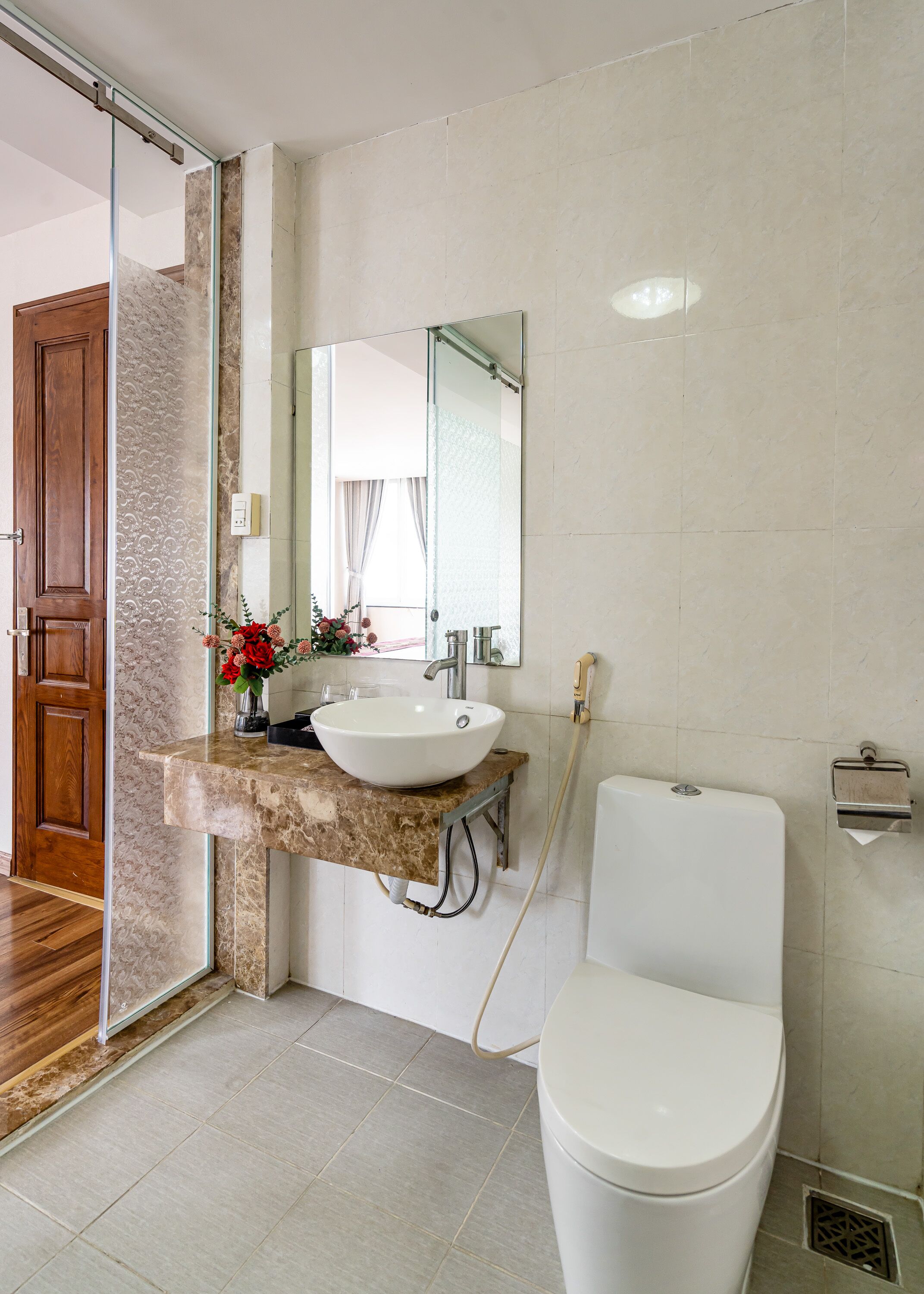 Quarto Executivo | Casa de banho | Produtos de higiene exclusivos, um secador de cabelo, chinelos, um bidé 
