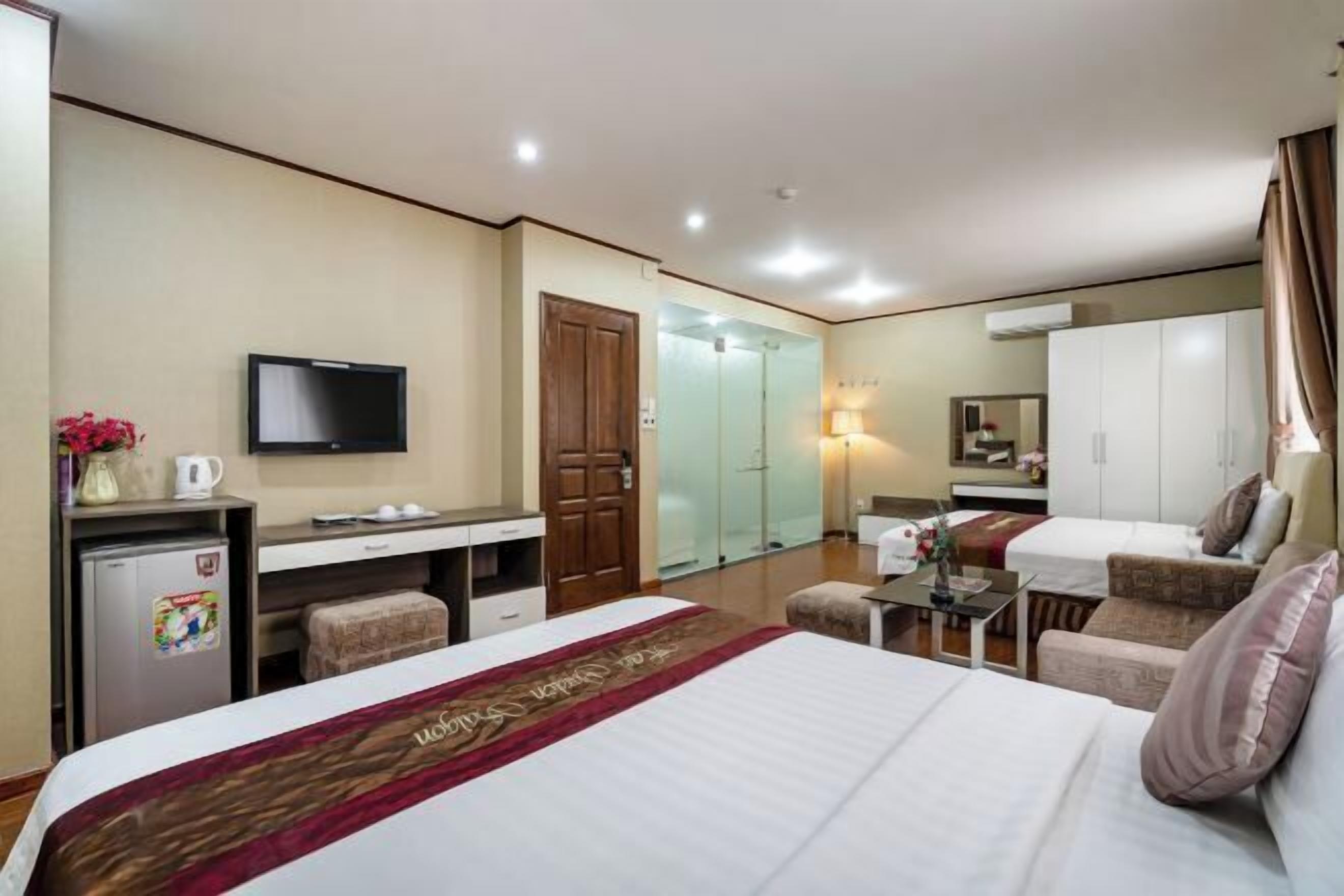 Roupa de alta qualidade, minibar, secretária 