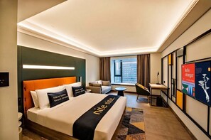 Quarto casal empresarial de uso individual, vista para a cidade | Ferros/tábuas de passar roupa, roupa de cama