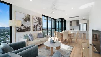 Apartamento luxo | Área de estar | Smart TV 45 polegadas com canais a cabo