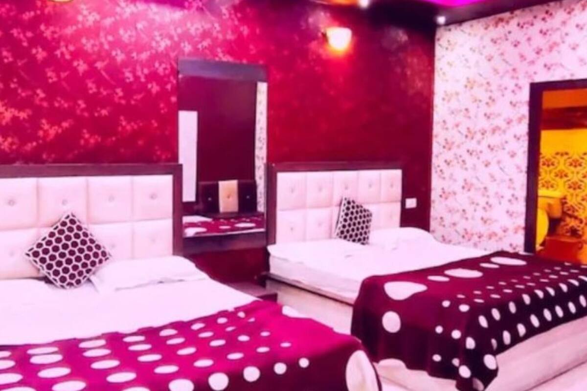 Quarto Quádruplo Deluxe, Vista para a cidade | Wi-fi grátis, roupa de cama fornecida