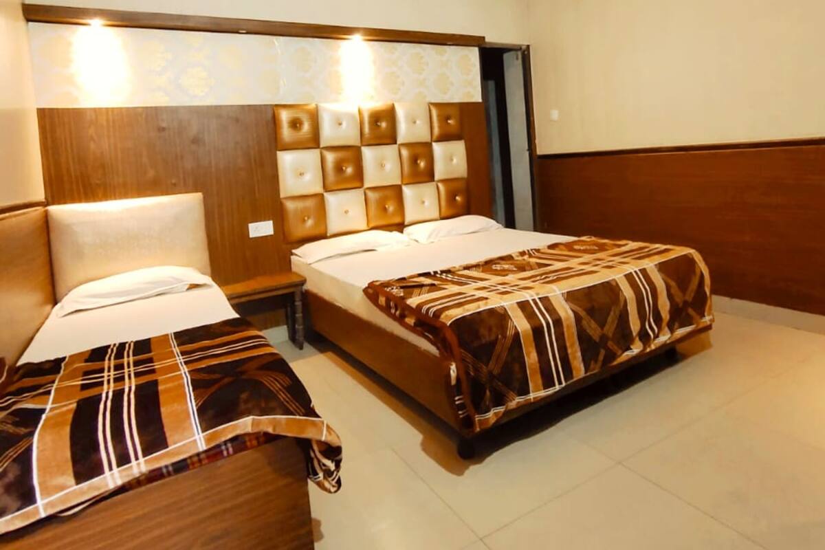 Quarto Triplo Deluxe, Vista para a cidade | Wi-fi grátis, roupa de cama fornecida