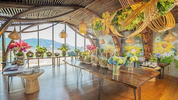 Pequeno-almoço tipo buffet diário (350000 VND por pessoa)