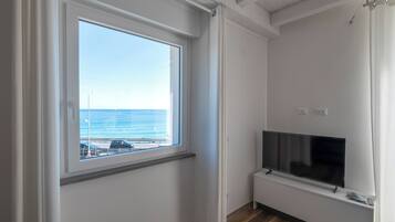 Apartamento Superior, vista para o mar | Sala de estar | TV de ecrã plano