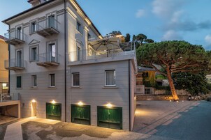 Fachada do alojamento (tarde/noite)