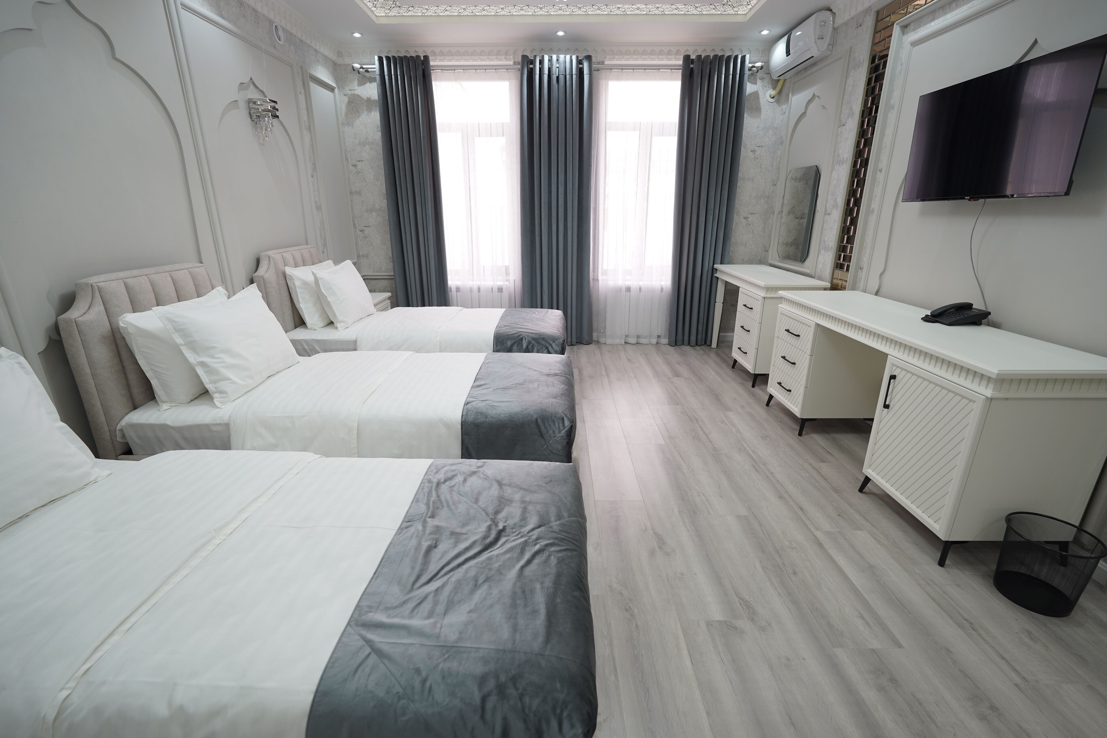 Quarto Triplo Deluxe | Com decoração personalizada, secretária 