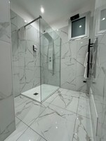 Berlin Room | Banheiro | Secador de cabelo, bidê, toalhas de banho