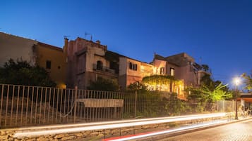Fachada do alojamento (tarde/noite)