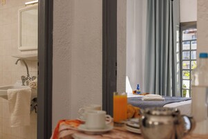 Minifrigorífico, uma placa de cozinha, utensílios de cozinha 