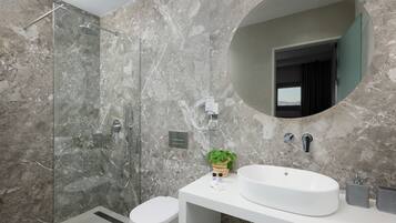 Villa, 3 quartos, vista para o mar | Casa de banho | Um polibã, um chuveiro fixo, artigos de higiene pessoal grátis