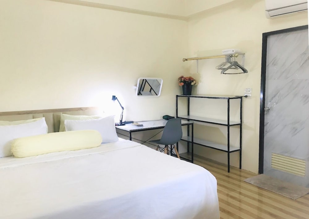 Private Room Large Bed, En-suite Bathroom, Kitchen, Parking, Near Night Bazaar. - Chiang Mai