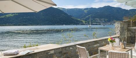 Uma praia privada, praia de areia branca, espreguiçadeiras