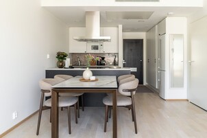 Apartamento | Cozinha privada | Um frigorífico/congelador grande, um micro-ondas, um forno 