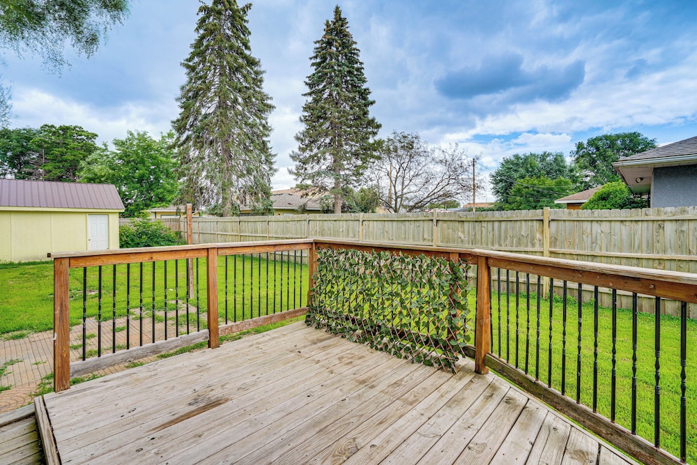 Charming Minneapolis Home W/ Deck, 5 Mi To Central - Plymouth, MN