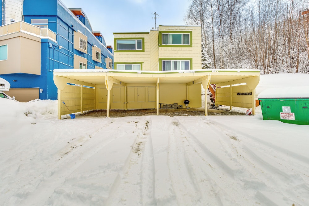 Near Hiking: Cozy Anchorage Retreat W/ Fireplace! - Anchorage