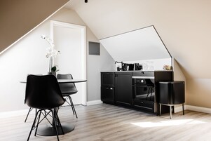 Superior Attic Studio with Bathtub | Cozinha americana privada | Frigobar, micro-ondas, fogão, cooktop