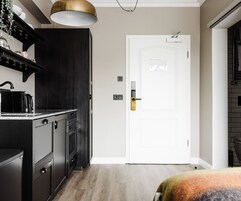 Quarto casal | Roupas de cama antialérgicas, espaço de trabalho para notebook