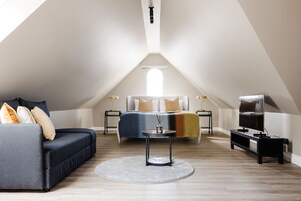 Superior Attic Studio with Bathtub | Roupas de cama antialérgicas, espaço de trabalho para notebook