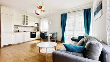 Apartamento Superior, 3 quartos | Kitchenette privada | Um frigorífico/congelador grande, um micro-ondas, um forno