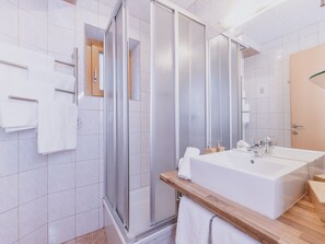 Apartamento Deluxe em Condomínio Fechado | Casa de banho | Um polibã, um chuveiro fixo, um secador de cabelo, toalhas fornecidas