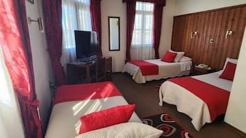Quarto Triplo | Cofre no quarto, secretária, Wi-fi grátis, roupa de cama fornecida