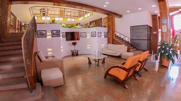 Área de estar no saguão