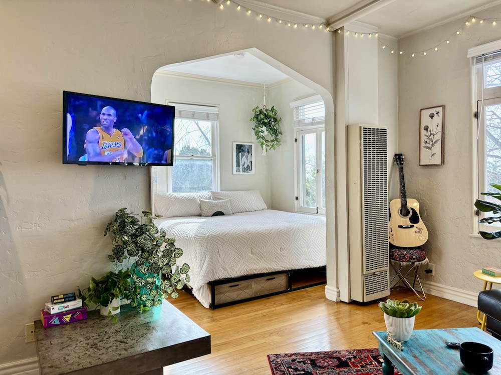 Top Floor Corner Unit - Beverly Hills, CA