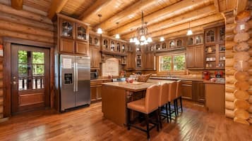 Cabine, várias camas, banheira de hidromassagem (Legend Crest Lodge) | Cozinha privada | Um frigorífico, um micro-ondas, um forno, uma placa de cozinha