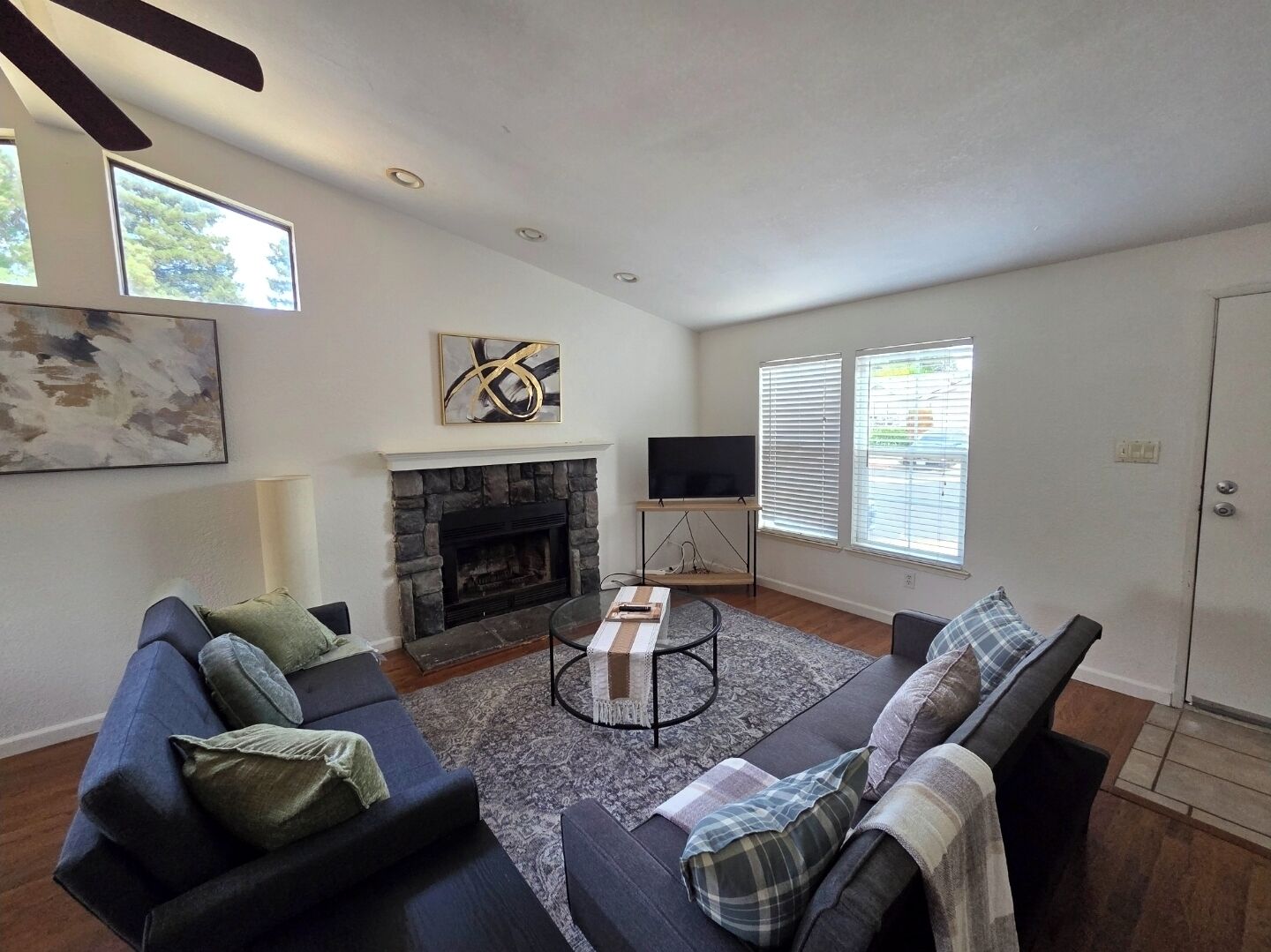 Beautiful, Spacious 3 Bedroom Napa Adjacent Hideaway. Pet And Family Friendly - American Canyon, CA