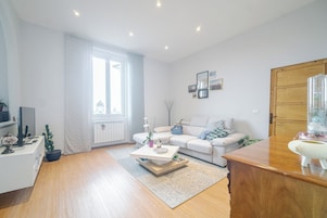 Apartamento superior | Área de estar | TV de tela plana