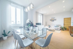 Apartamento superior | Área de estar | TV de tela plana