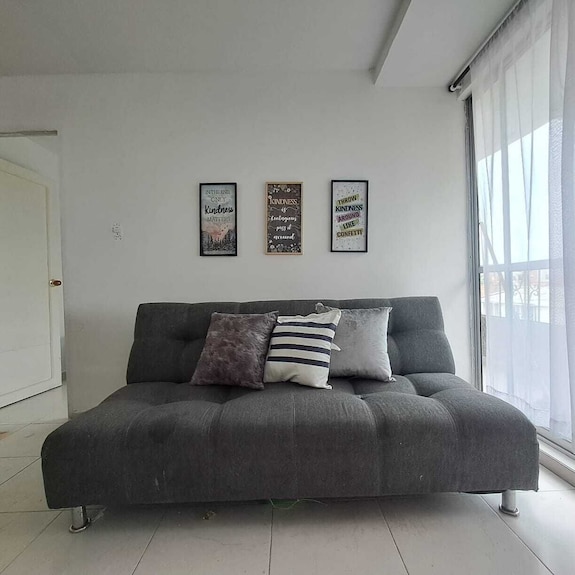 Alojamiento Cuenta Estrellas 3 Camas Semidobles, 1 Sofá Cama, Electrodomésticos - Cali