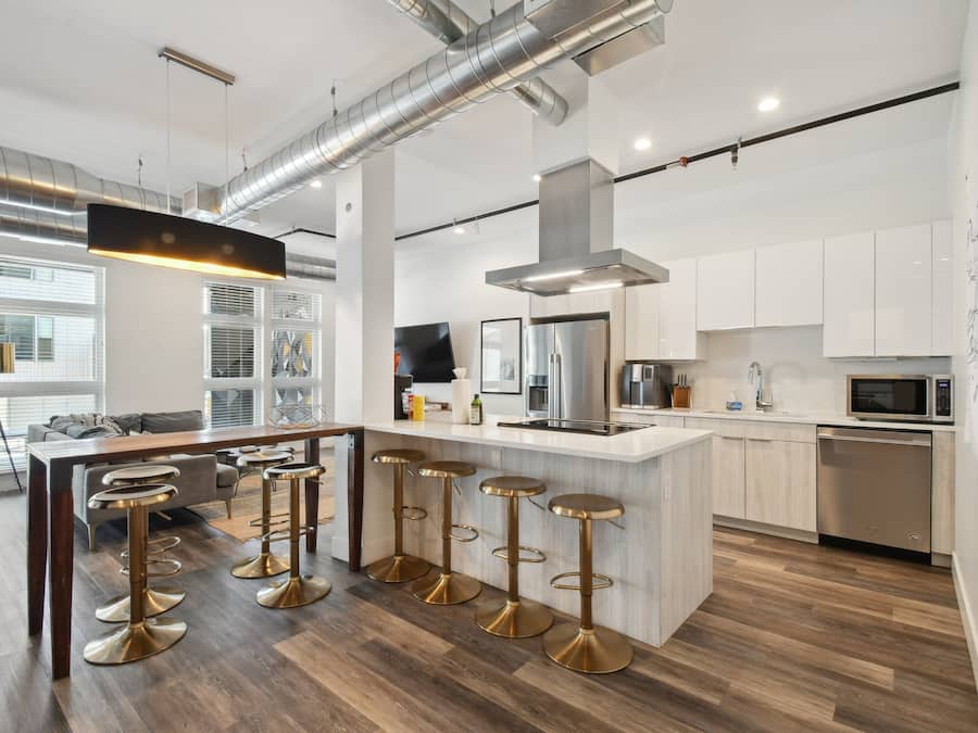 Apartamento em Condomínio Fechado, várias camas, pátio ((R04) 3198 Blake St. Unit 207) | Cozinha privada | Um frigorífico, um micro-ondas, um forno, uma placa de cozinha