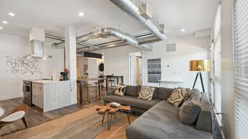 Apartamento em Condomínio Fechado, várias camas, pátio ((R04) 3198 Blake St. Unit 207) | Sala de estar | Televisor