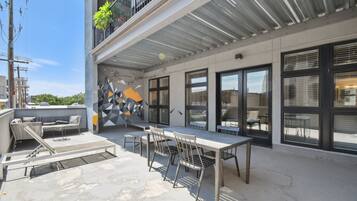 Apartamento em Condomínio Fechado, várias camas, pátio ((R04) 3198 Blake St. Unit 207) | Refeições ao ar livre