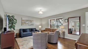 Casa de Campo, várias camas, banheira de hidromassagem grande, Vista para a cidade (504 Cora St.) | Sala de estar