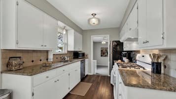 Casa de Campo, várias camas, banheira de hidromassagem grande, Vista para a cidade (504 Cora St.) | Cozinha privada | Uma cafeteira/bule