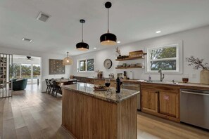 Casa, várias camas, acesso à piscina (335 Klett Ranch Rd.) | Cozinha privada | Uma cafeteira/bule 