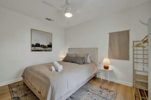 Casa, várias camas, acesso à piscina (335 Klett Ranch Rd.) | 5 quartos, com decoração personalizada, com mobília individualizada 